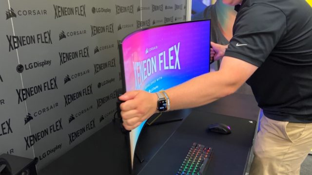 Corsair Xeneon Flex ist ein OLED-Monitor den man biegen kann
